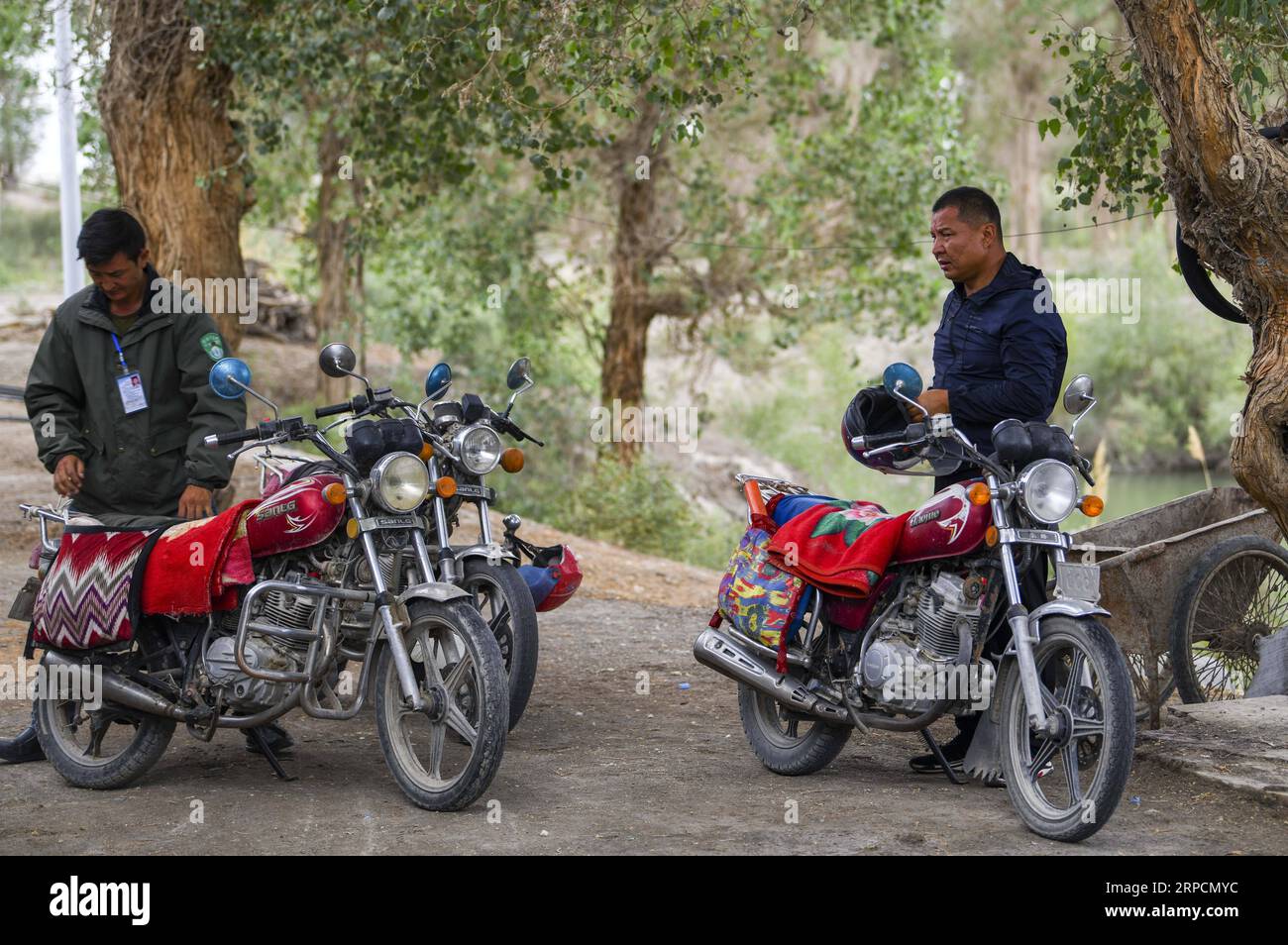 (190709) -- YULI, July 9, 2019 -- Forest ranger Eli Niyaz(R) prepares ...