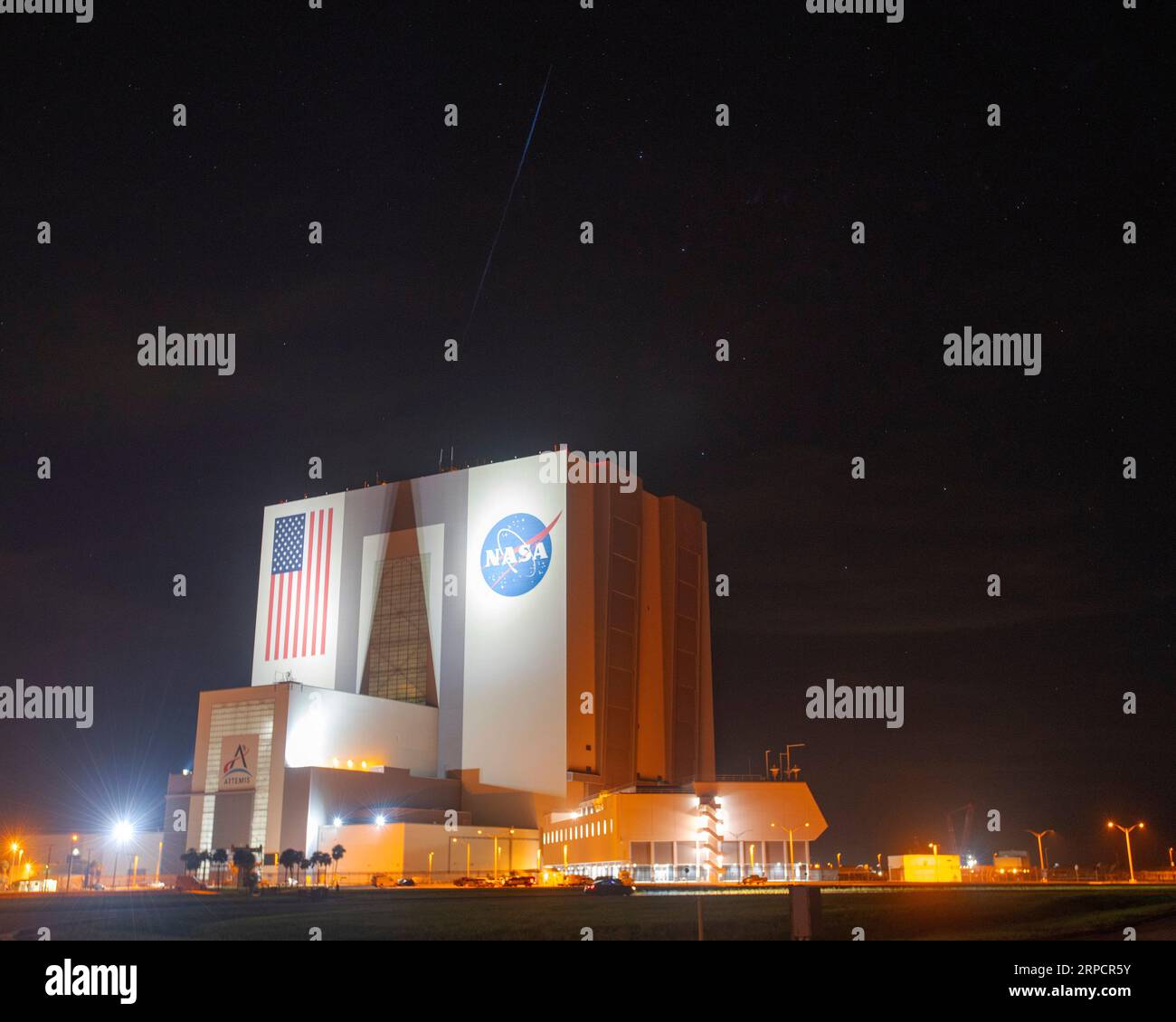 Starlink 101(G6-13) satellites pass over the Vehicle Assembly Building ...