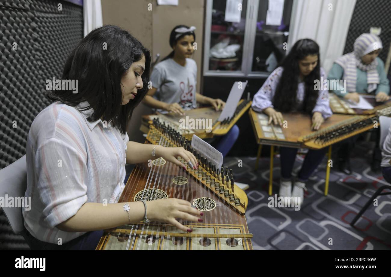 Violin types of instruments hi-res stock photography and images - Alamy