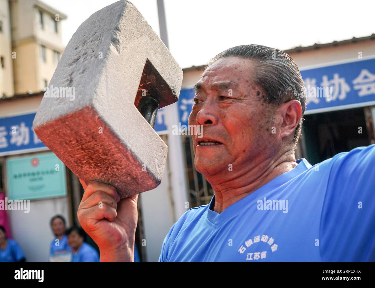 (190715) -- NANJING, July 15, 2019 -- Wang Daoquan, the inheritor of ...