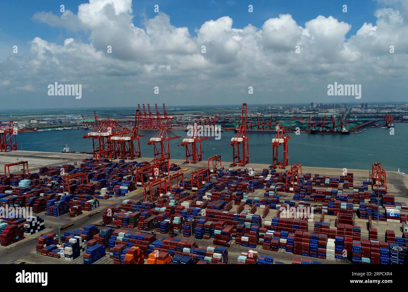 Outmaneuvers hi-res stock photography and images - Alamy