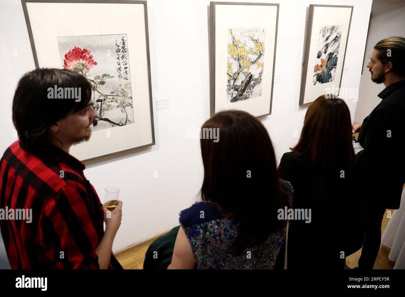 (190716) -- SARAJEVO, July 16, 2019 (Xinhua) -- Visitors view art works during an exhibition ...