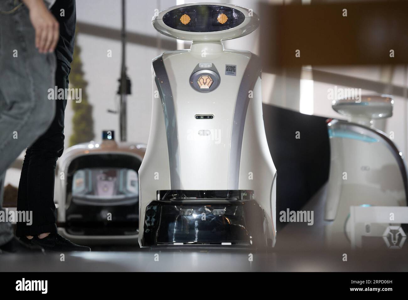 Singapore lionsbot cleaning hi-res stock photography and images - Alamy