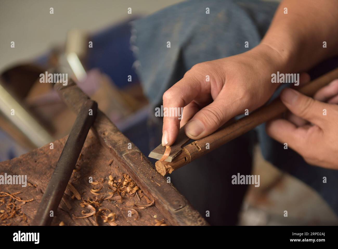 (190719) -- QINGDAO, July 19, 2019 -- Sun Lianyong, a steelyard ...