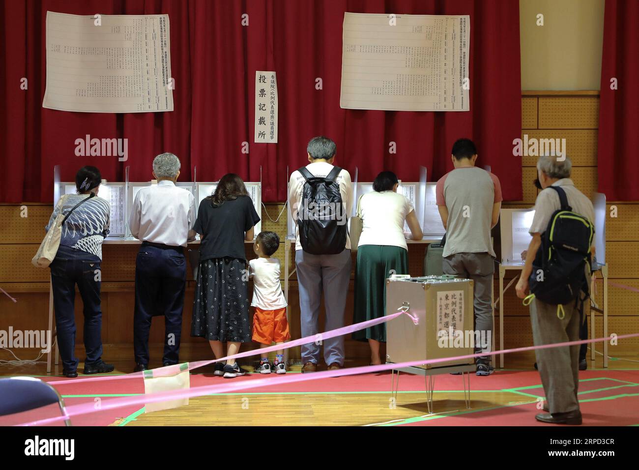 (190721) -- TOKYO, July 21, 2019 -- Voters fill out their ballots at a ...