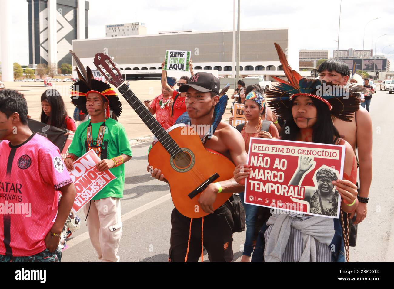 Indigenous women defend hi-res stock photography and images - Alamy