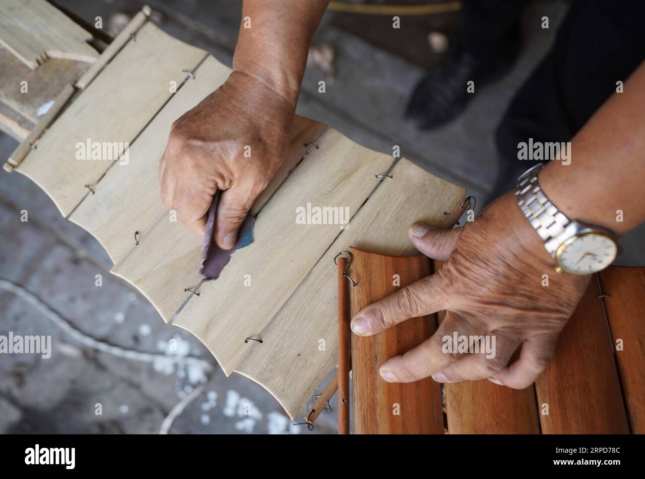 (190725) -- XIONGAN, July 25, 2019 -- Liu Guangyu makes wooden ship ...
