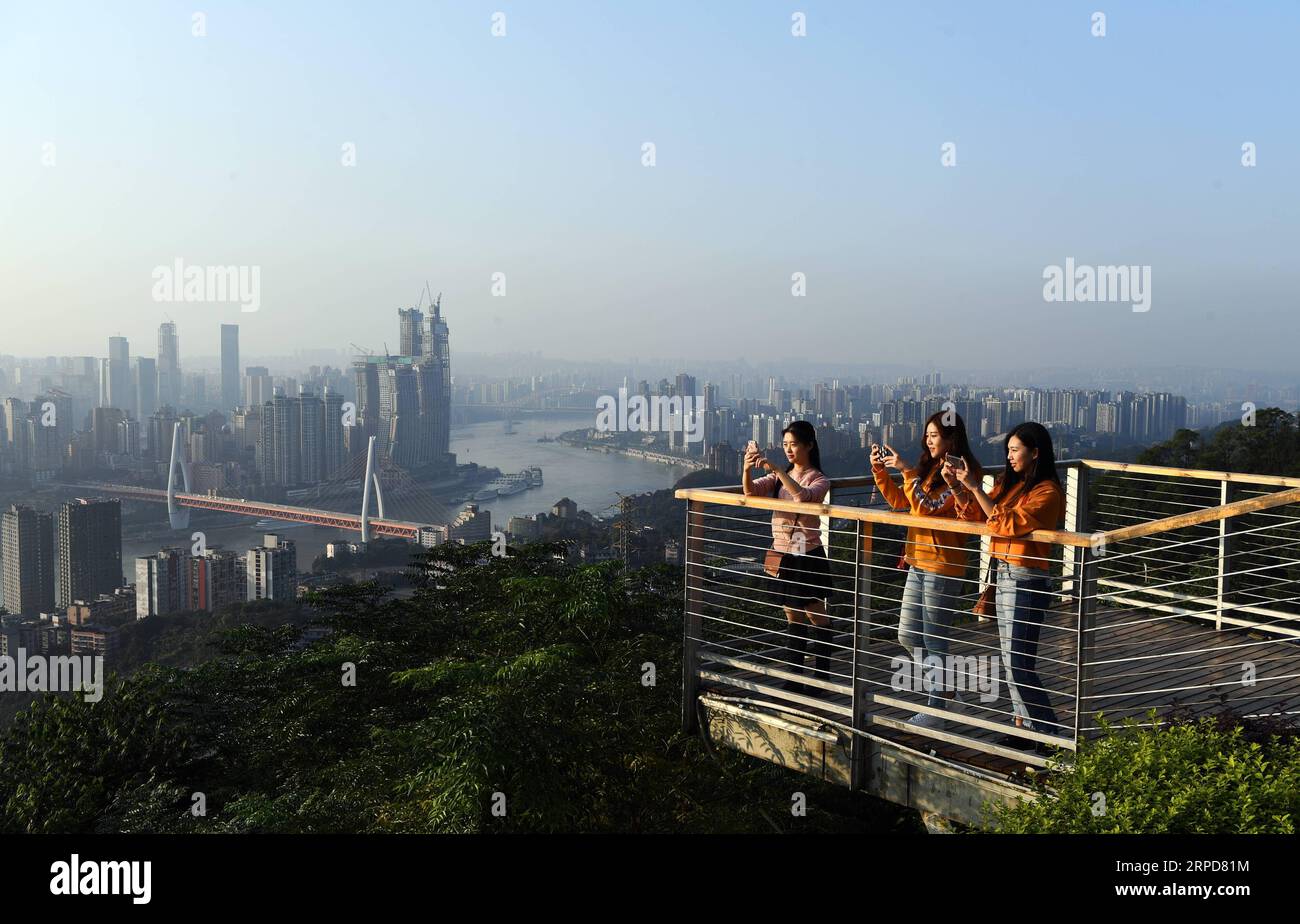 (190726) -- CHONGQING, July 26, 2019 -- Tourists take photos of the ...