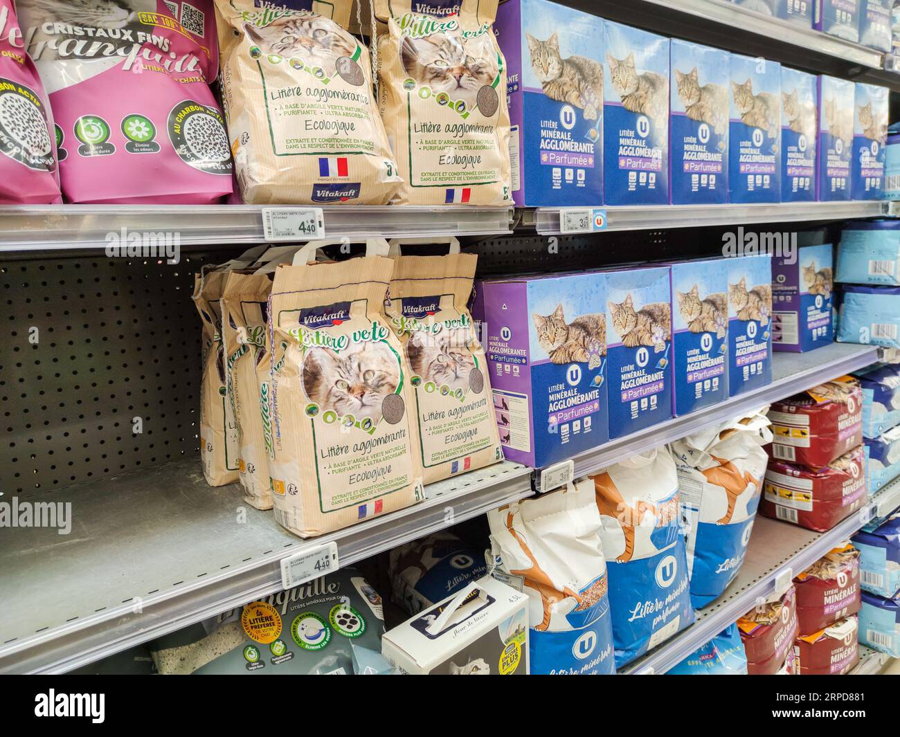 Pet product supermarket aisle hi-res stock photography and images - Alamy