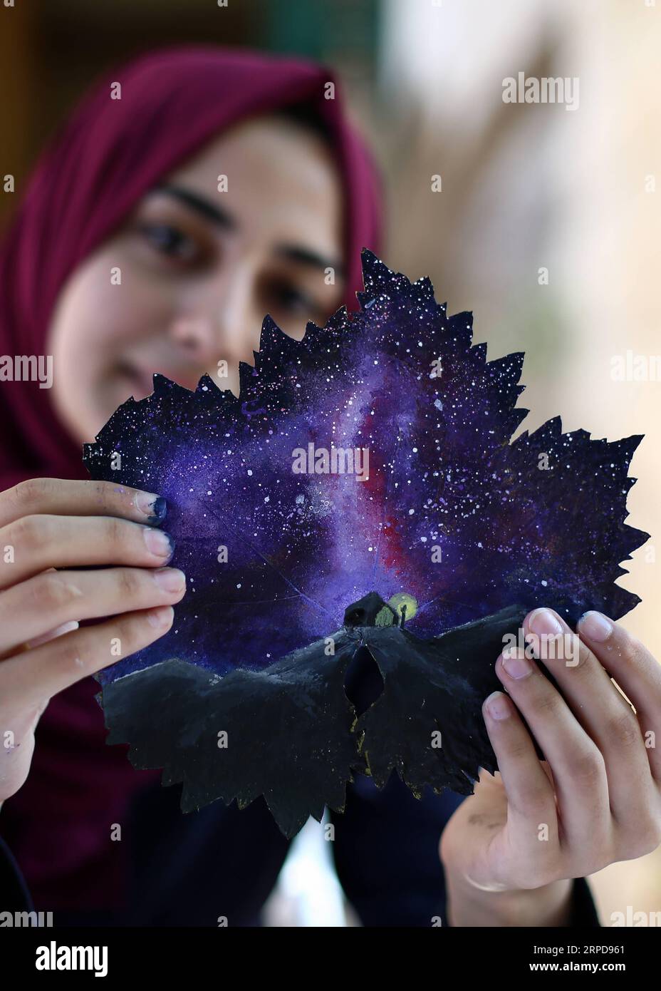 (190727) -- BEIJING, July 27, 2019 () -- Leen Alhaj displays a grape ...