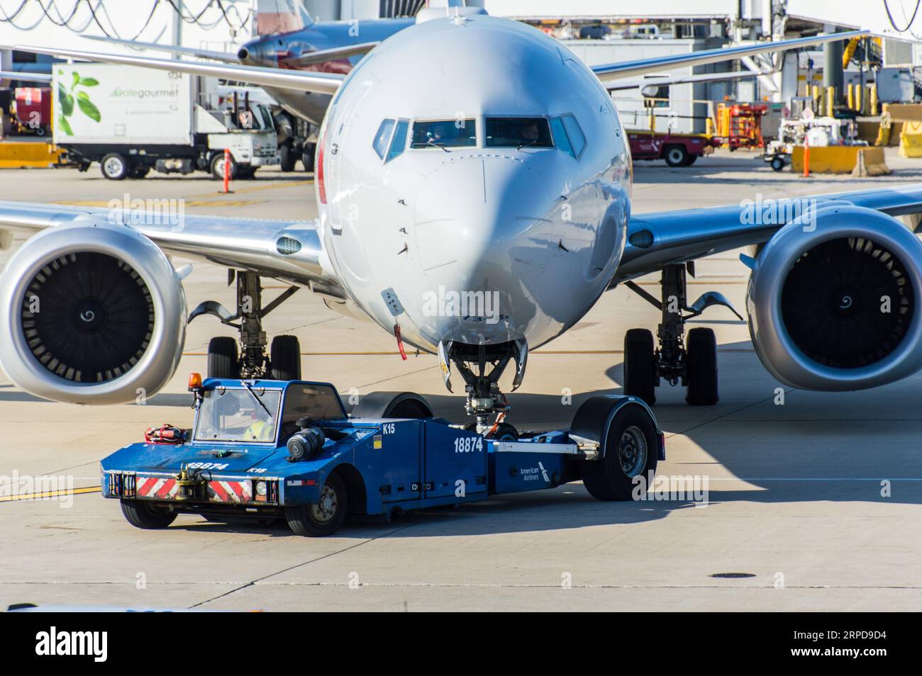 Airplane tug pushing aeroplane Stock Photo - Alamy