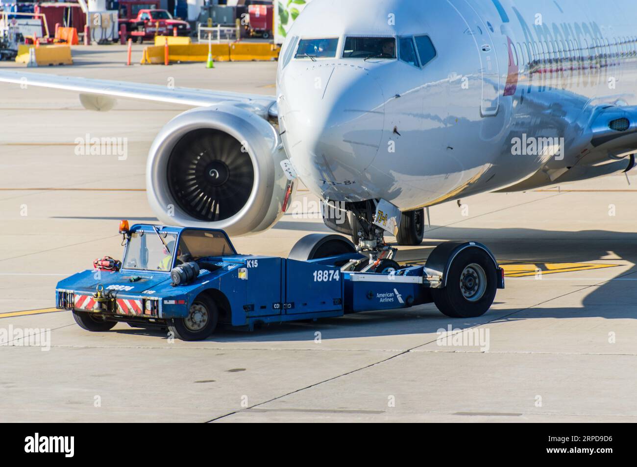 Airplane tug pushing aeroplane Stock Photo - Alamy