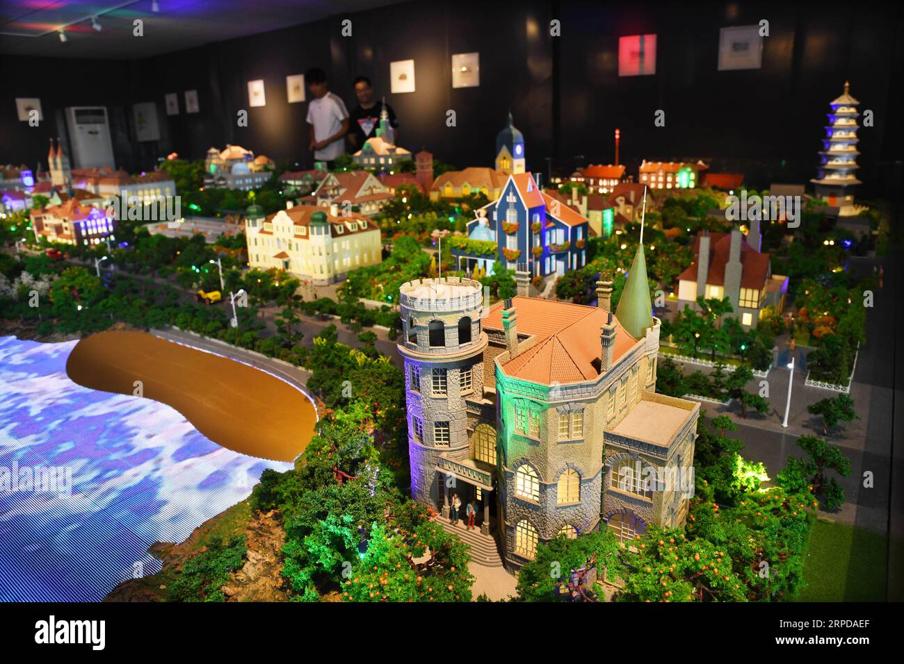 Mini models hi-res stock photography and images - Alamy