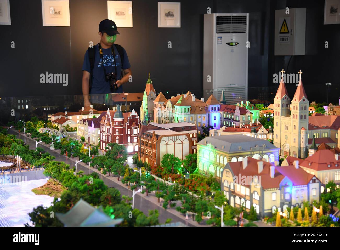 Mini models hi-res stock photography and images - Alamy