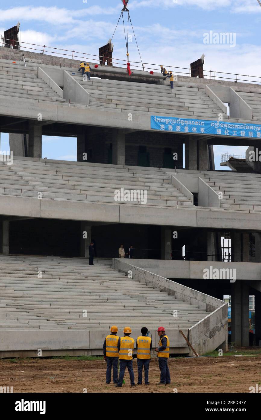 (190729) -- PHNOM PENH, July 29, 2019 (Xinhua) -- Workers install the ...