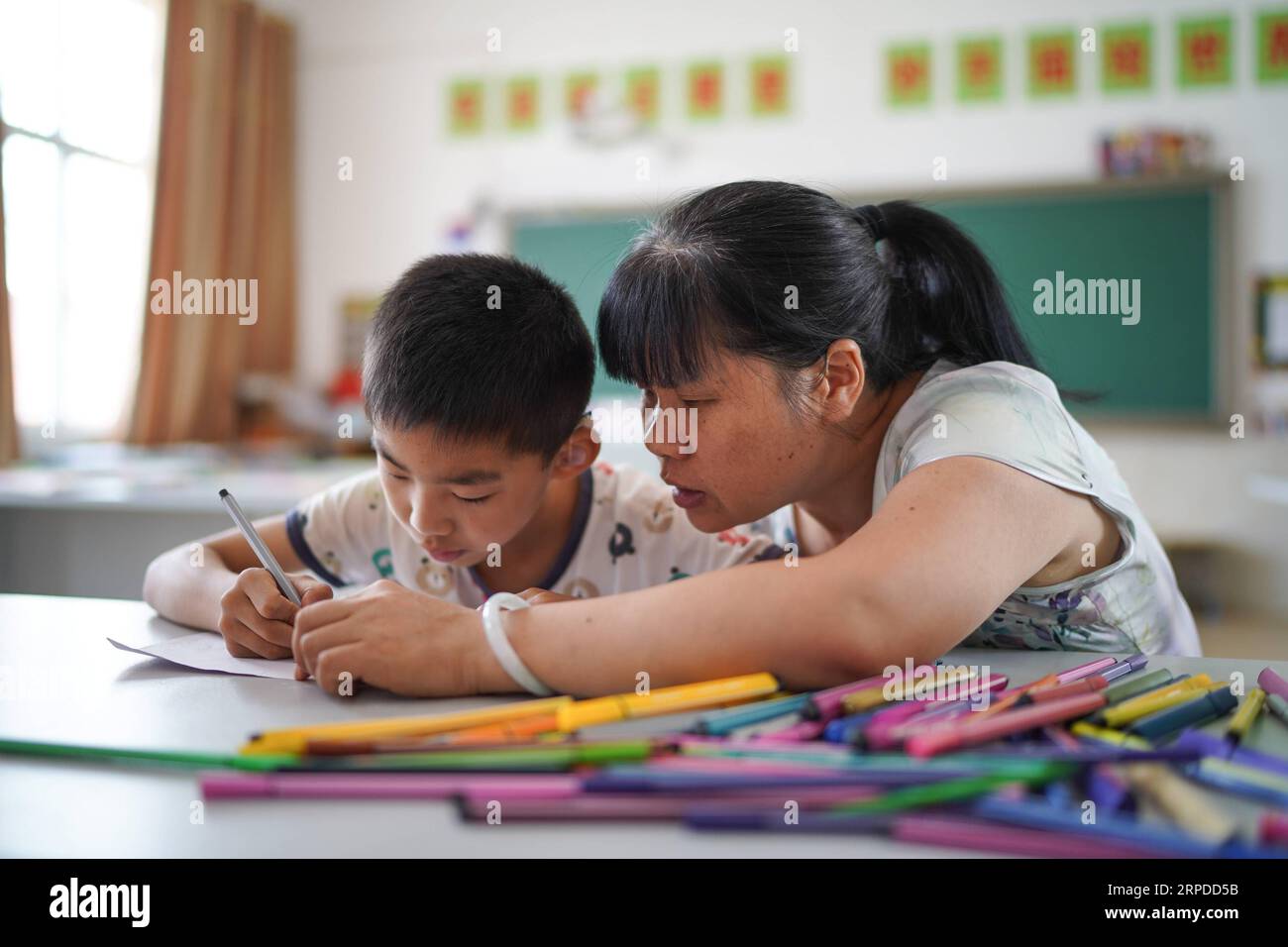 Deaf student and teacher hi-res stock photography and images - Alamy
