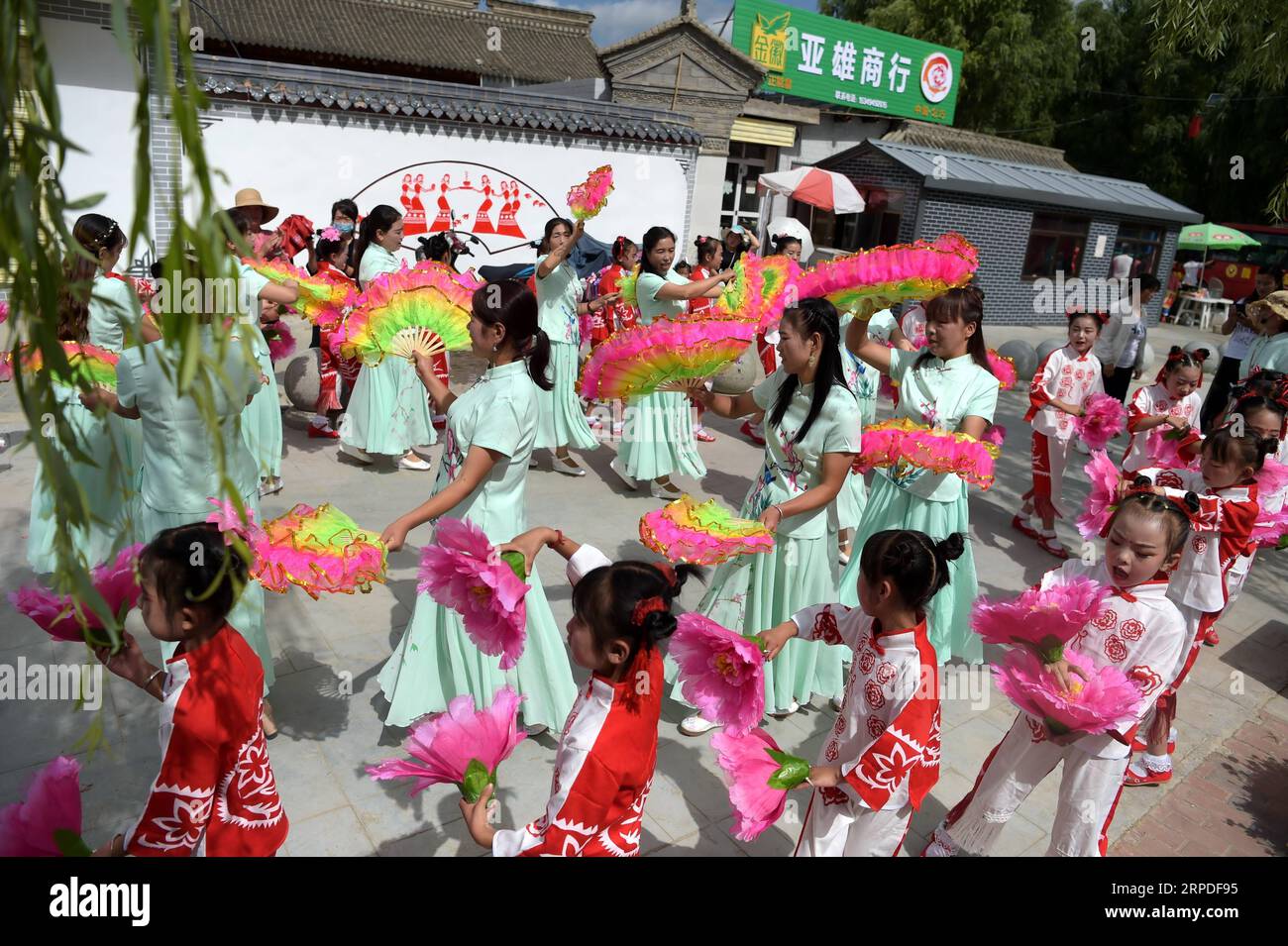 Legendary chinese girl hi-res stock photography and images - Alamy