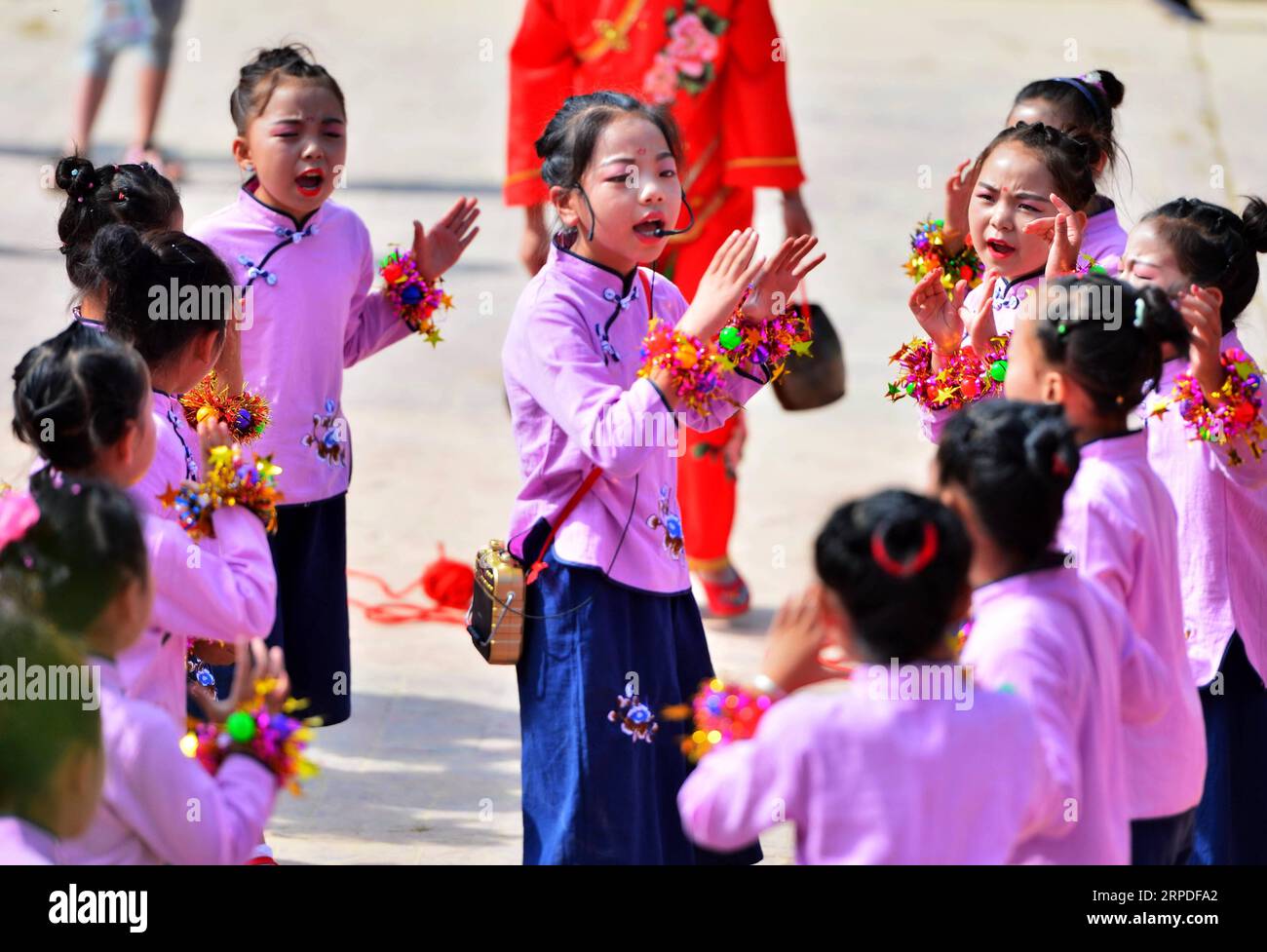 (190802) -- LANZHOU, Aug. 2, 2019 -- Girls dance in a ritual ...