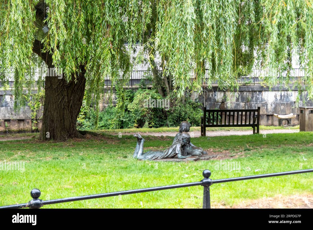 GUILDFORD, SURREY- AUGUST 31, 2023: Statue next to the River Wey in ...