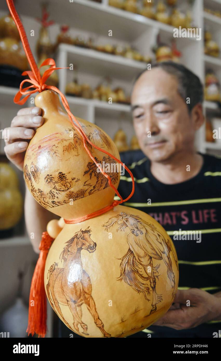 (190804) -- CHANGCHUN, Aug. 4, 2019 -- Wang Hongmiao checks the details ...