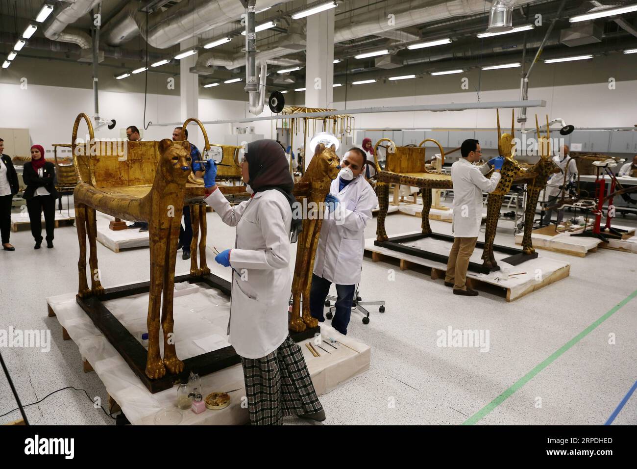 Kairo, Sarkophag von Tutanchamun wird restauriert (190804) -- CAIRO ...