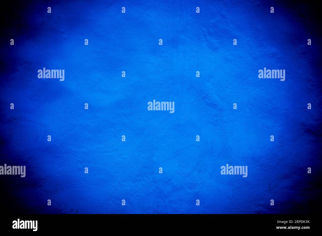 Blue texture background with bright center spotlight Stock Photo - Alamy