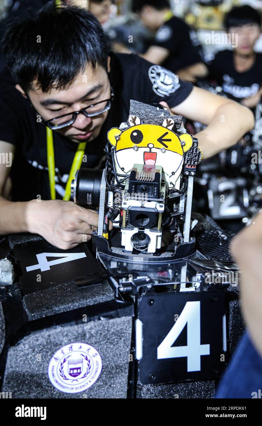 (190806) -- SHENZHEN, Aug. 6, 2019 -- A participant tests a robot ...