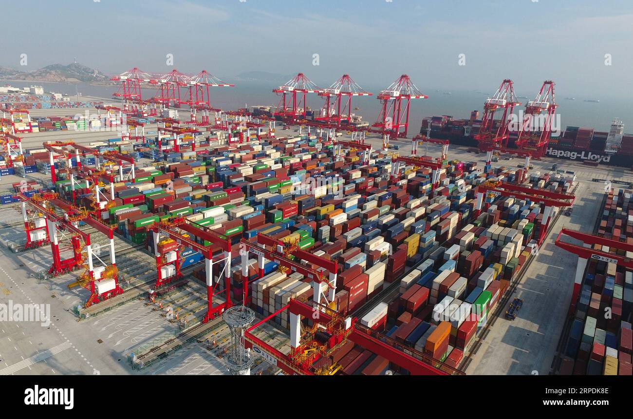 Yangshan deep water port shanghai hi-res stock photography and images ...