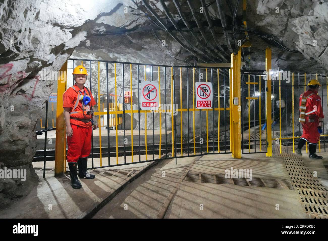Gold mine china workers hi-res stock photography and images - Alamy