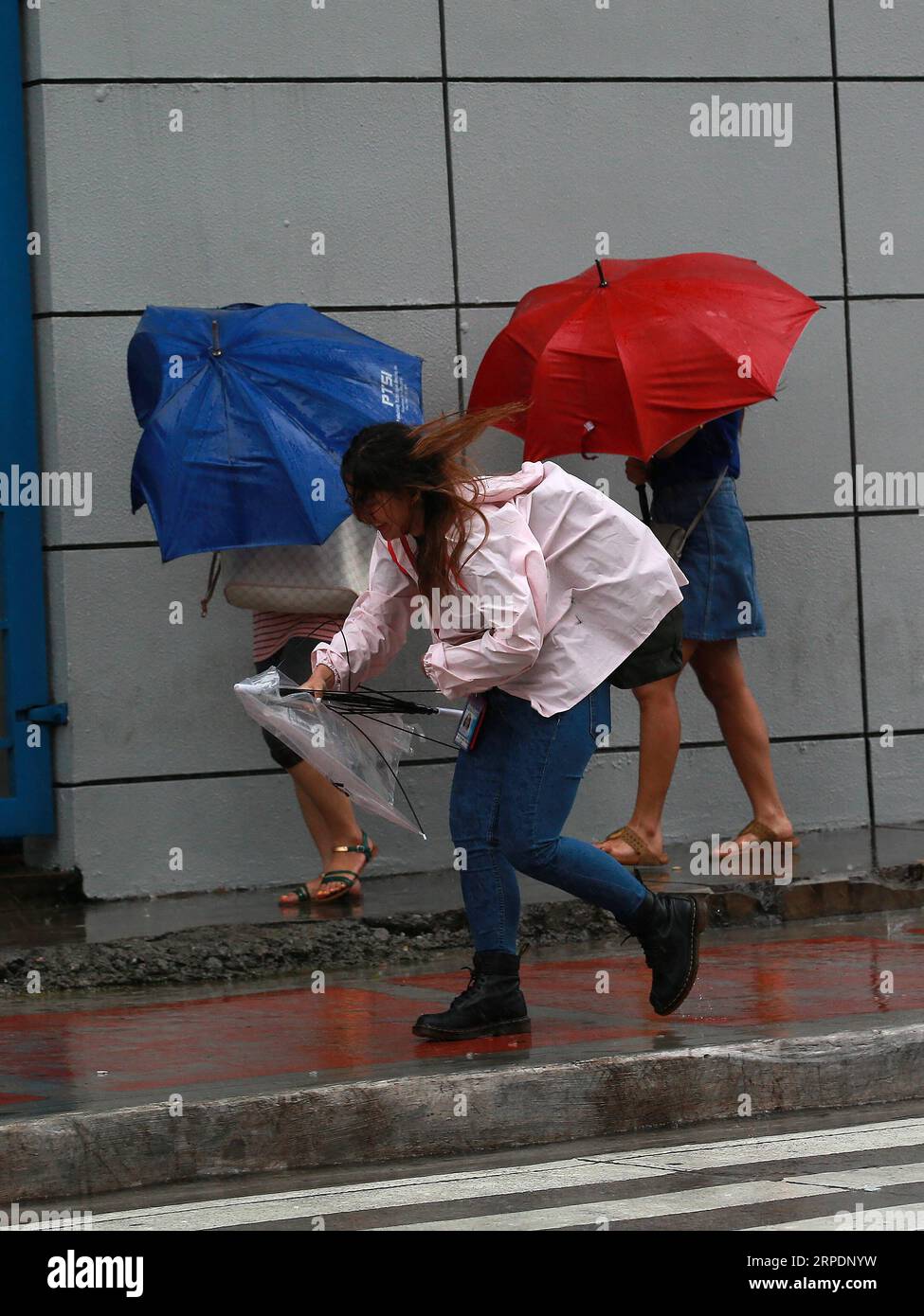 (190809) -- QUEZON CITY, Aug. 9, 2019 -- People use their umbrellas to ...