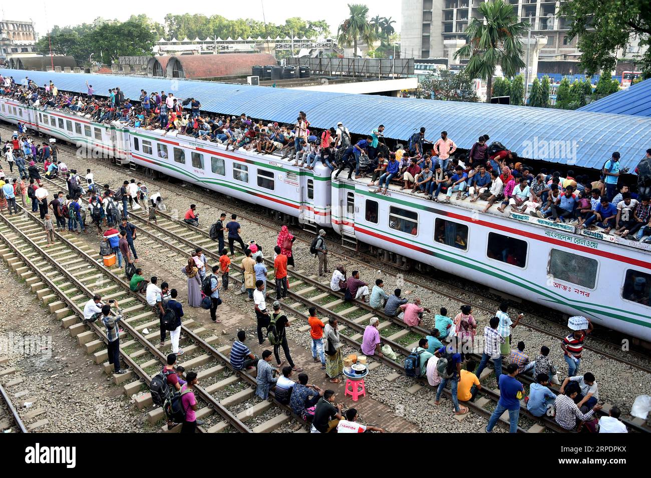 (190810) -- DHAKA, Aug. 10, 2019 -- Passengers are seen on an overcrowded train ahead of the Eid ...