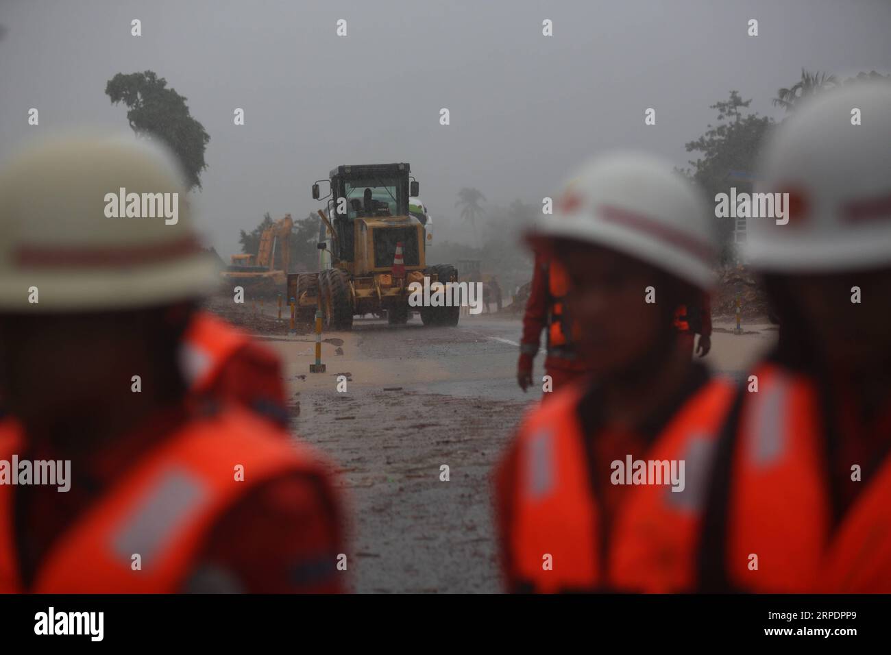 (190810) -- YANGON, Aug. 10, 2019 -- Rescue work is carried out after ...