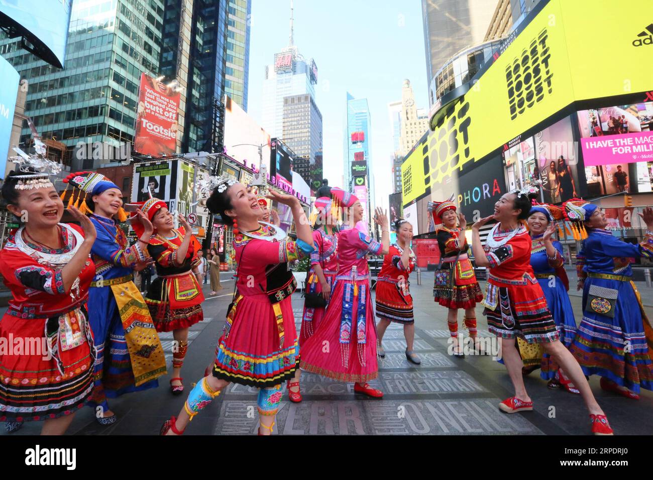 10 times square hi-res stock photography and images - Alamy