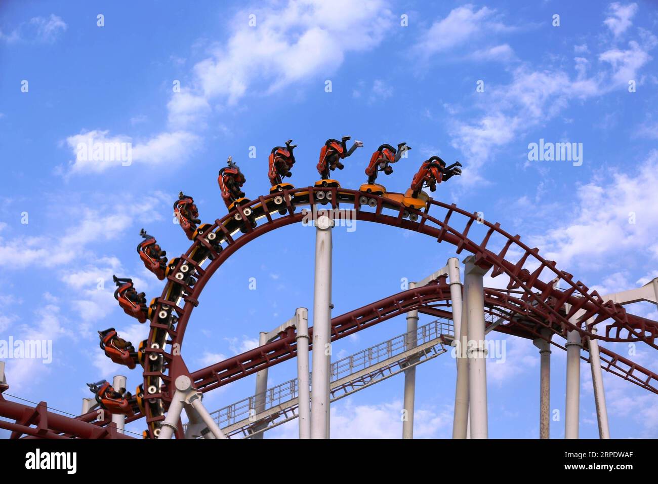 (190812) -- BAGHDAD, Aug. 12, 2019 (Xinhua) -- Iraqis play at an ...