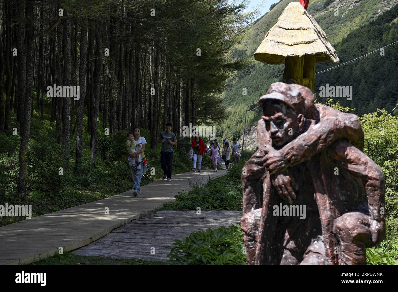 (190813) -- GUYUAN, Aug. 13, 2019 -- Visitors walk along a Red Army ...