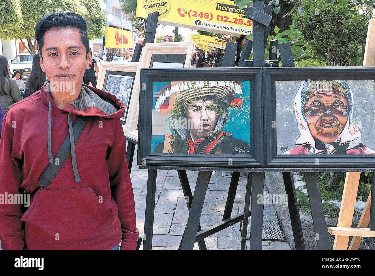 Flores en un camino hi-res stock photography and images - Alamy