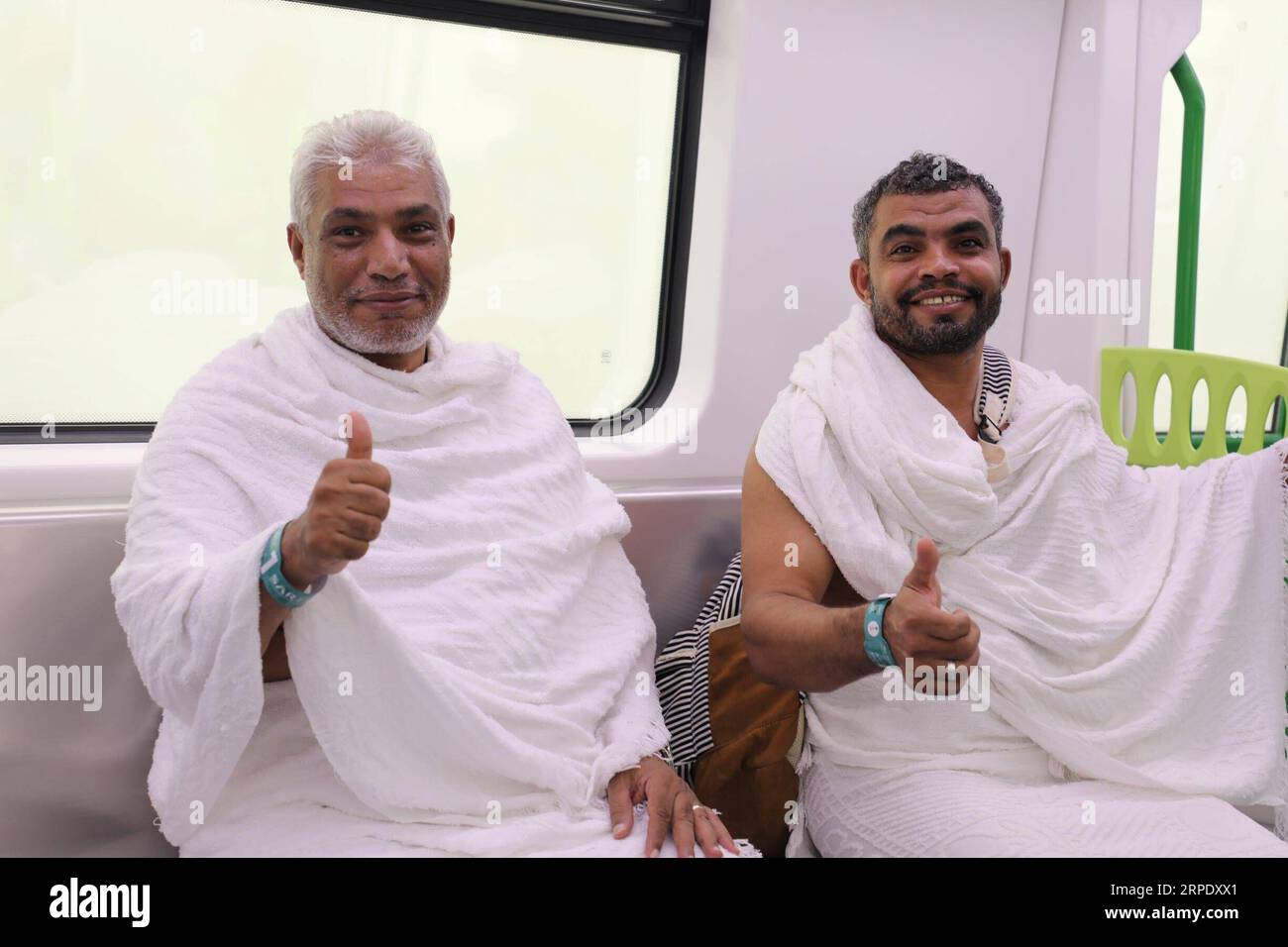 (190814) -- MECCA, Aug. 14, 2019 (Xinhua) -- Two pilgrims give thumbs ...