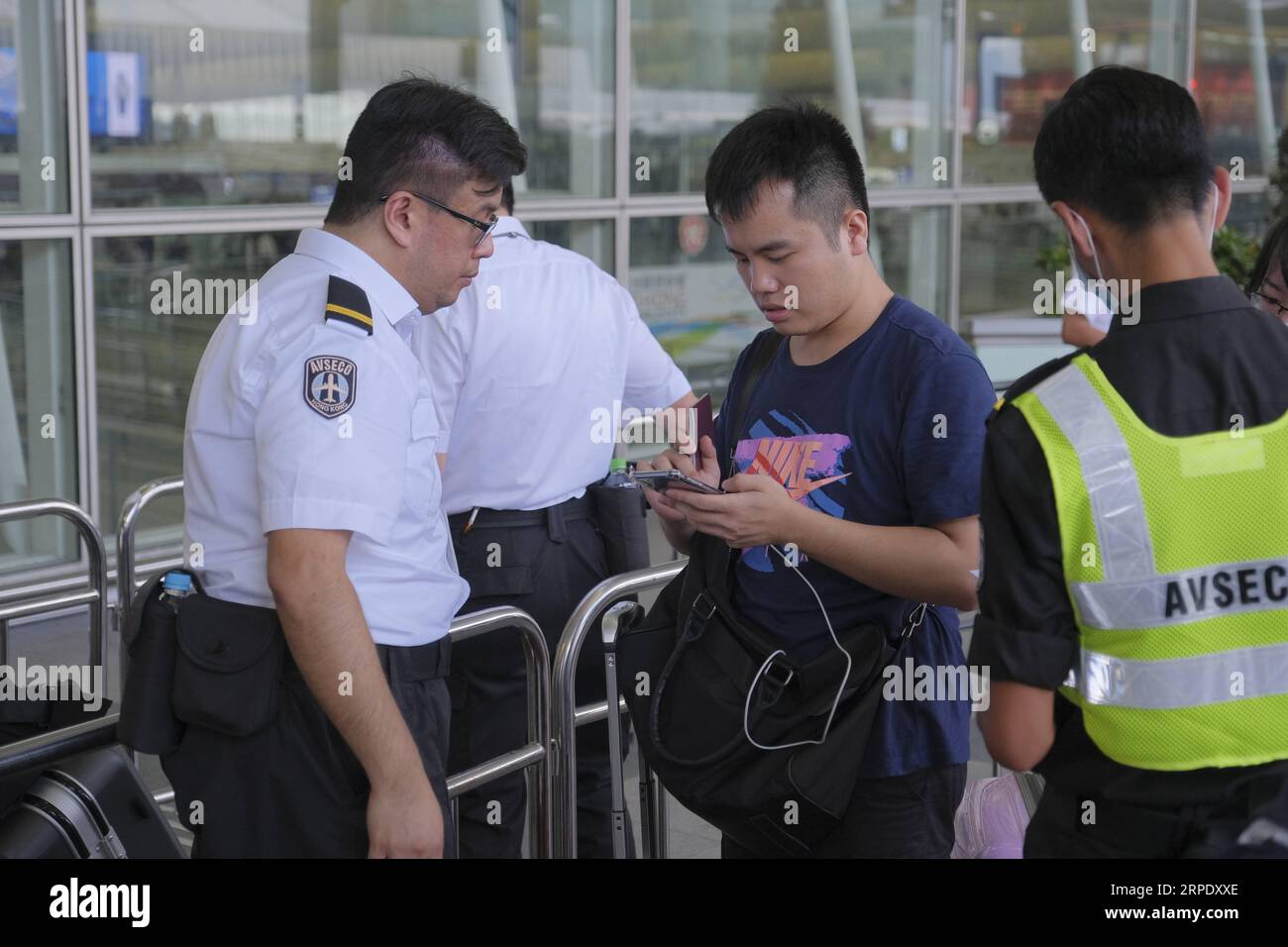 Airport security oficer hi-res stock photography and images - Alamy