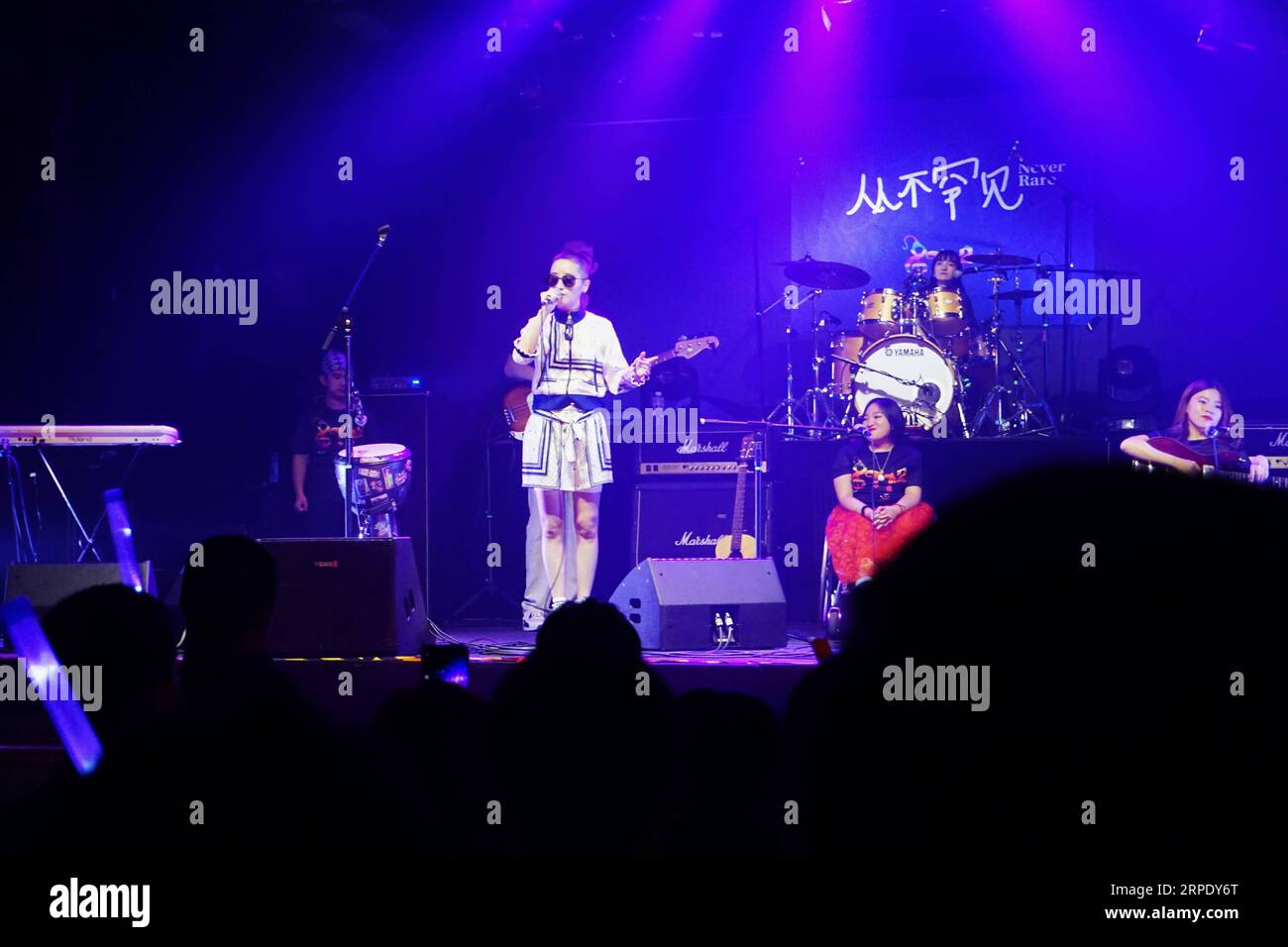 (190815) -- BEIJING, Aug. 15, 2019 -- A guest (C) and members of the ...