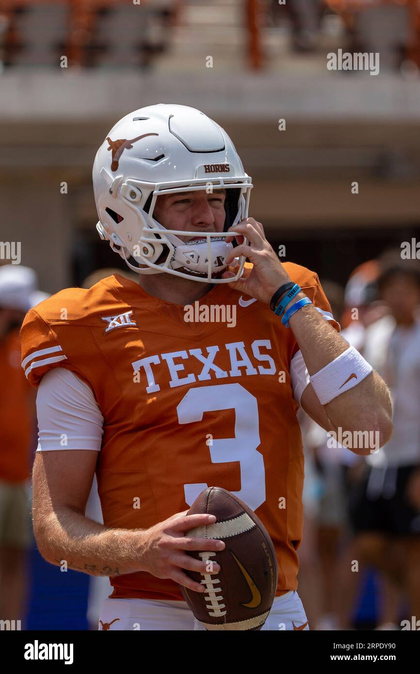 AUSTIN, TX - SEPTEMBER 02: Texas Longhorns quarterback Quinn Ewers (3 ...
