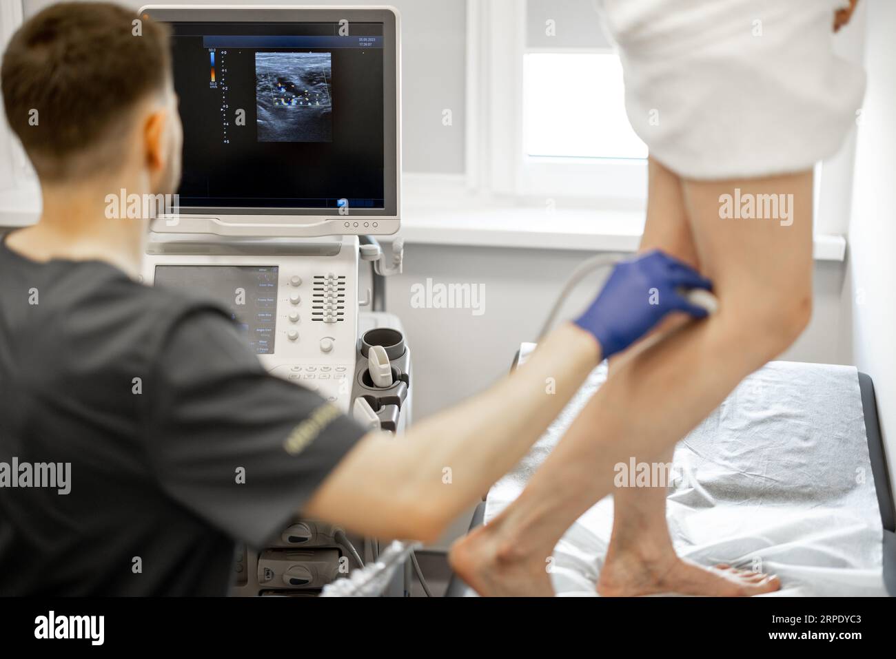 Ultrasound specialist scans veins on a woman's leg Stock Photo - Alamy