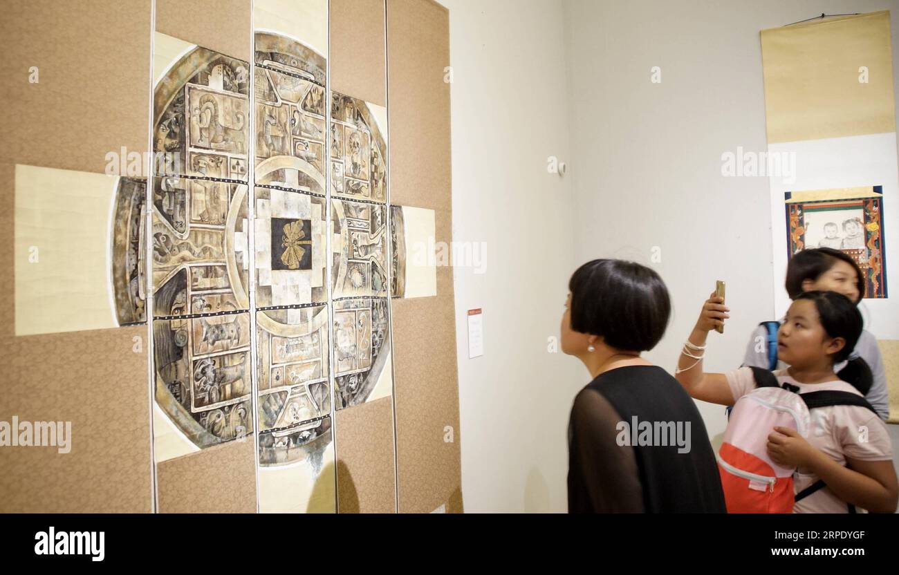 (190815) -- BEIJING, Aug. 15, 2019 -- Visitors view a piece of artwork ...