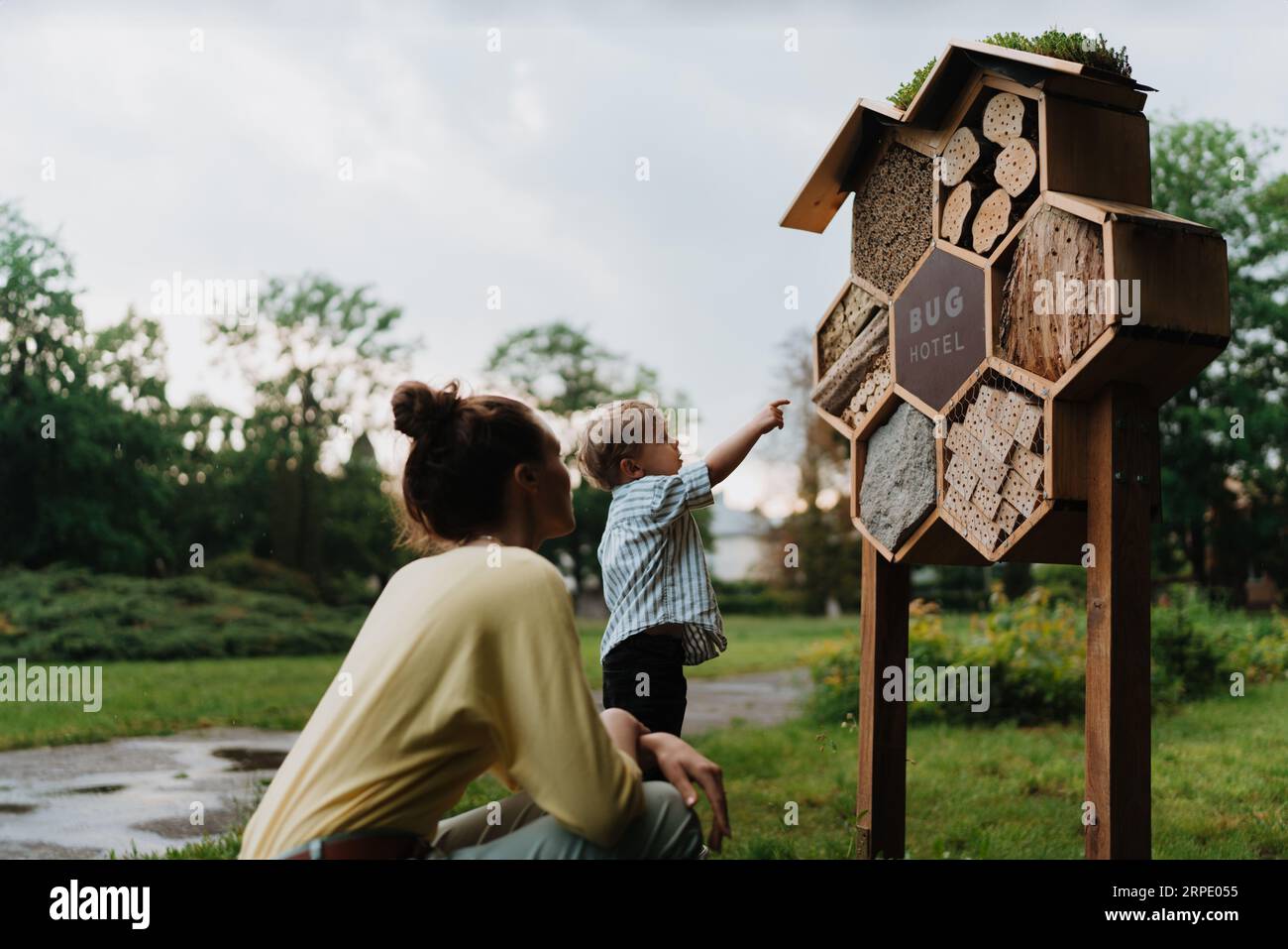 Mother and son looking at insect hi-res stock photography and images ...