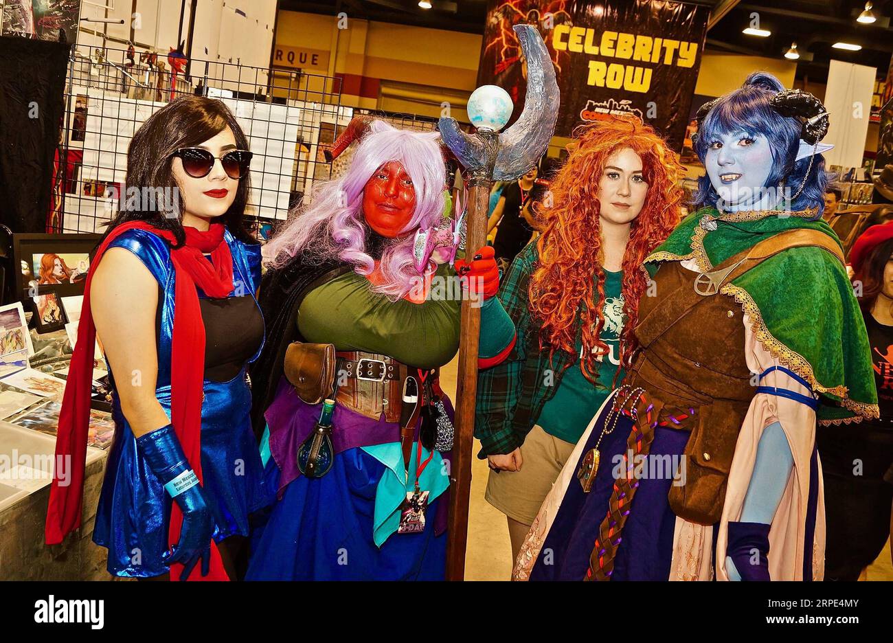 (190818) -- HOUSTON, Aug. 18, 2019 (Xinhua) -- People dressing in ...