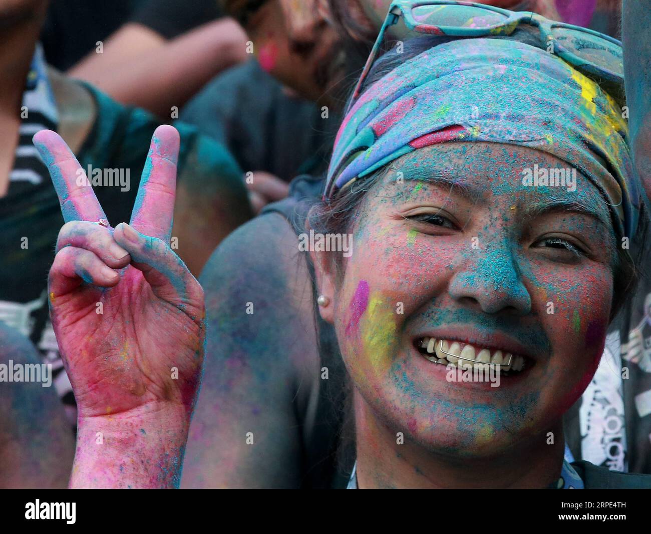 (190818) -- PASAY CITY, Aug. 18, 2019 -- A runner with colored powder ...