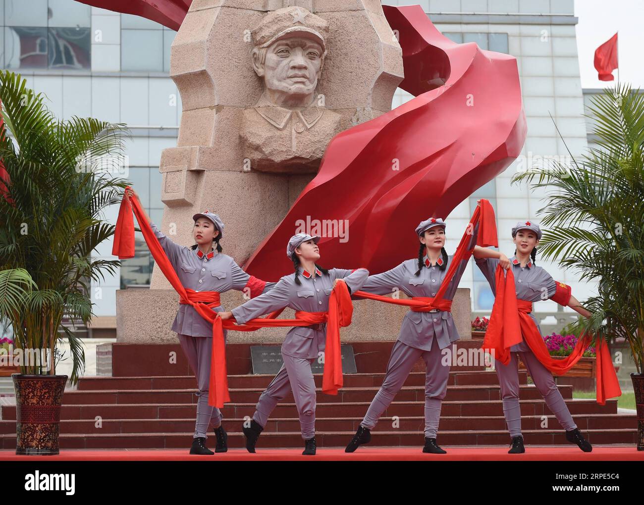 Chinese workers and peasants red army hi-res stock photography and ...