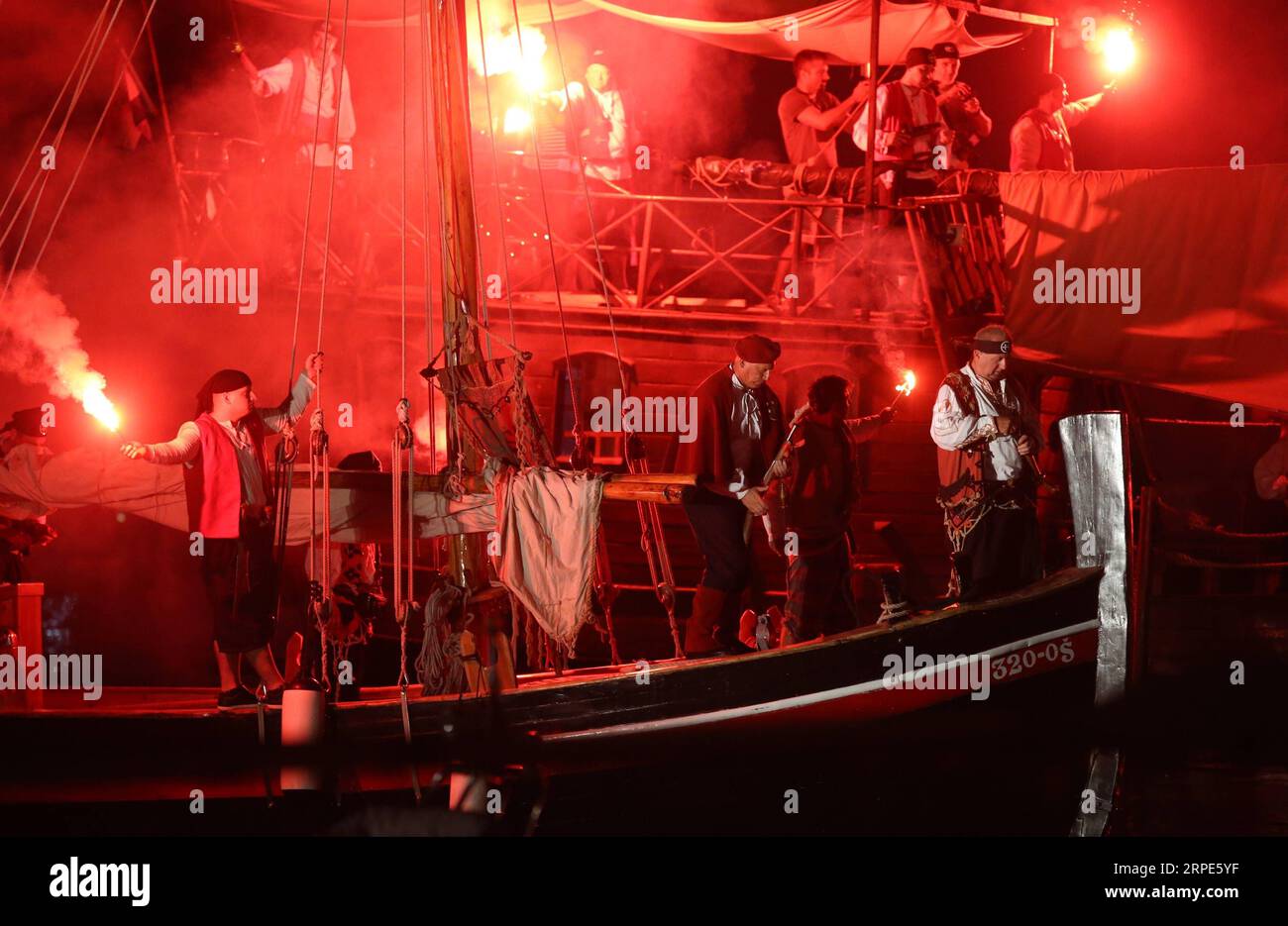 Pirate battle hi-res stock photography and images - Alamy