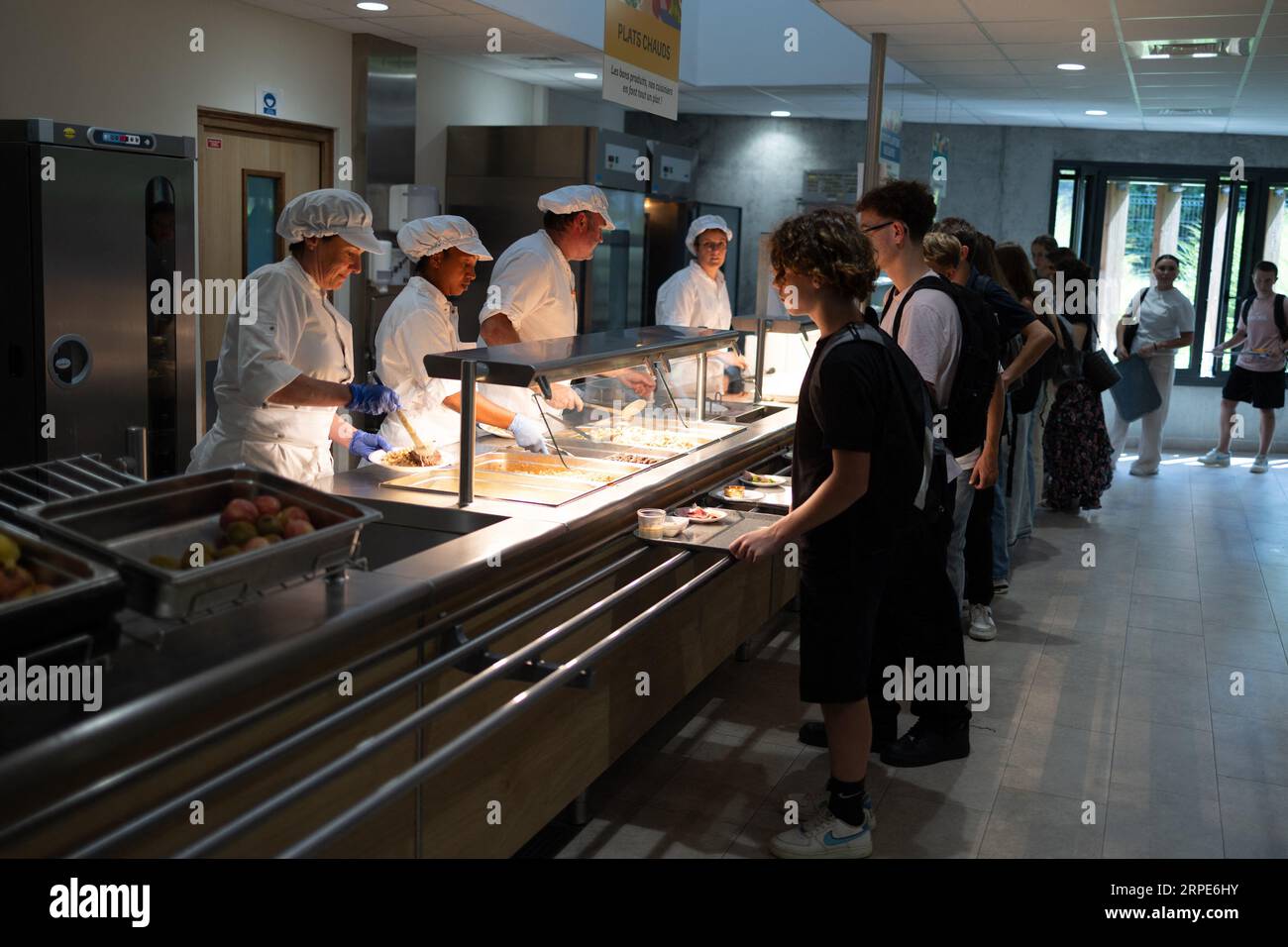 France students school canteen lunch hi-res stock photography and ...