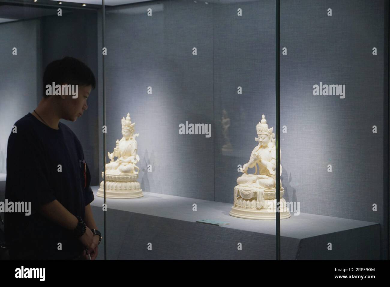 (190822) -- BEIJING, Aug. 22, 2019 -- A visitor views porcelain statues ...