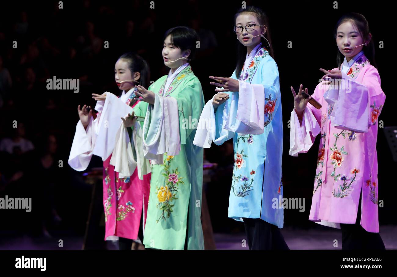 China opera kids hi-res stock photography and images - Alamy